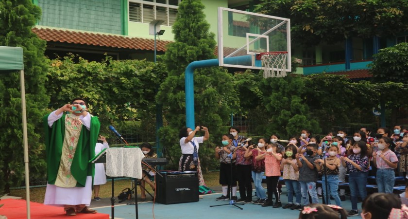 Perayaan Misa PAS dan Hari Guru | SMA KATOLIK RICCI II